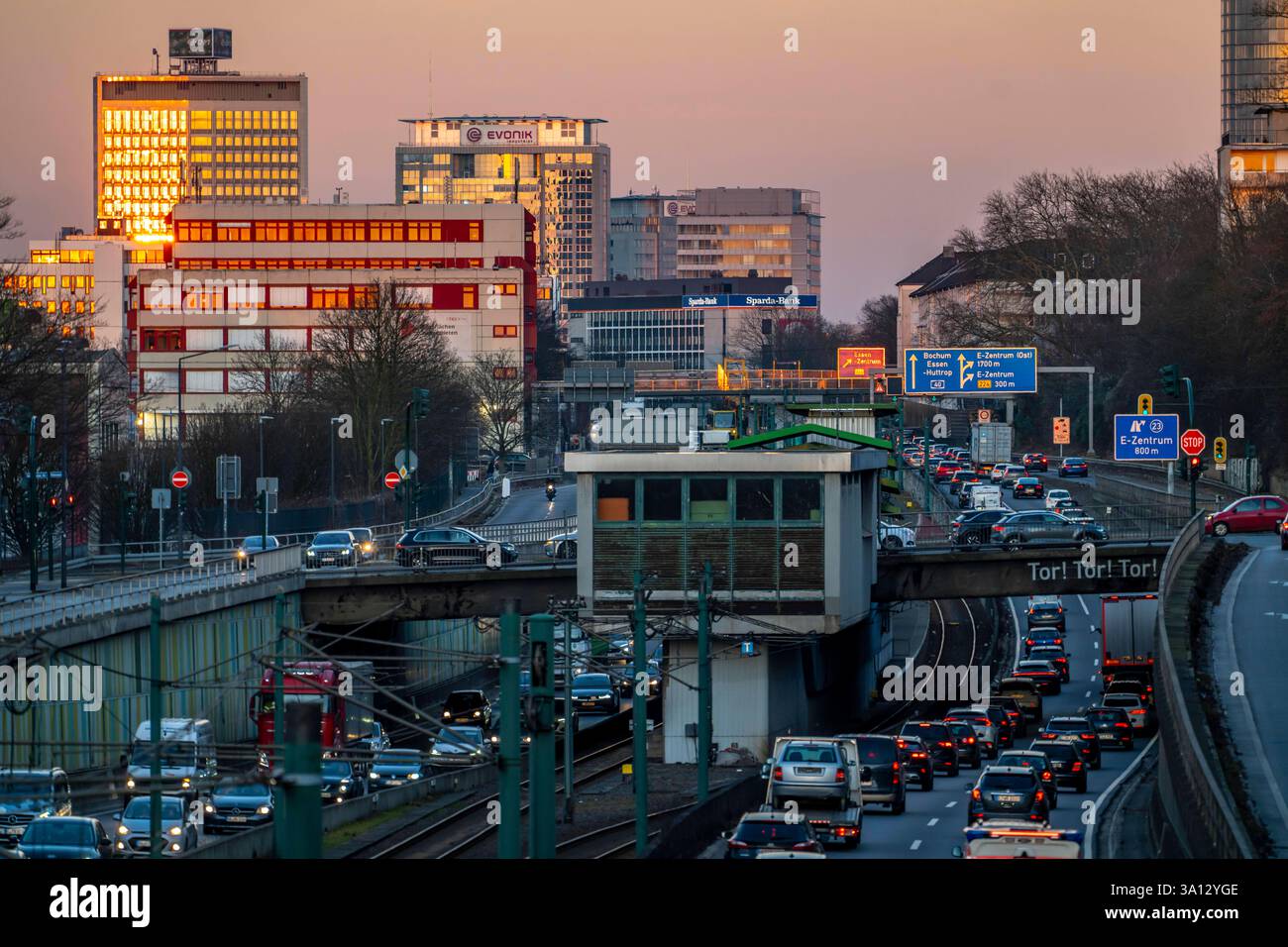 Autobahn A40, Ruhrschnellweg, dichter Verkehr Stau, Rushhour ...