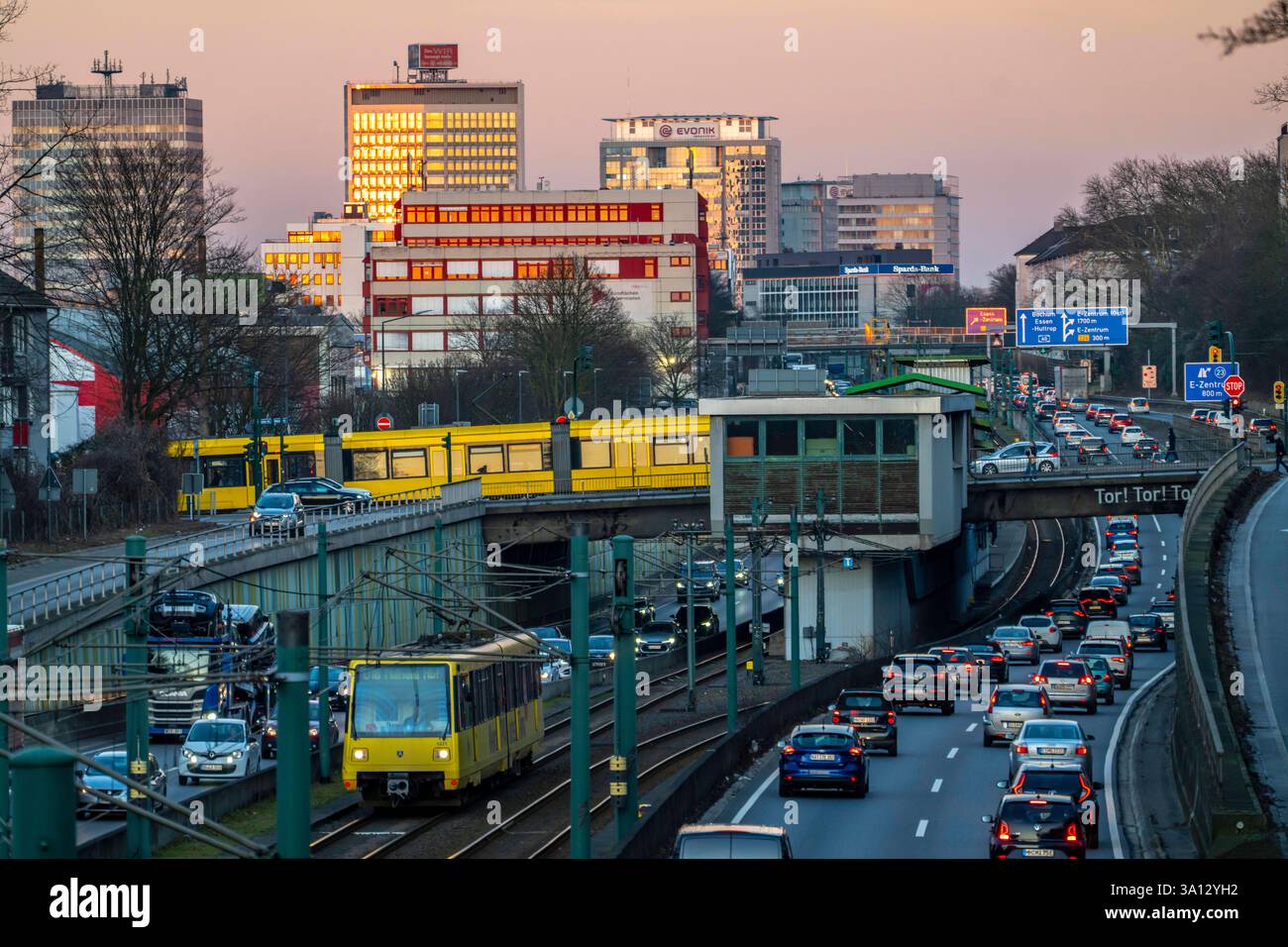 Autobahn A40, Ruhrschnellweg, dichter Verkehr Stau, Rushhour ...