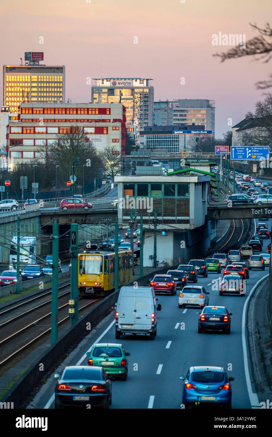 Autobahn A40, Ruhrschnellweg, dichter Verkehr Stau, Rushhour ...