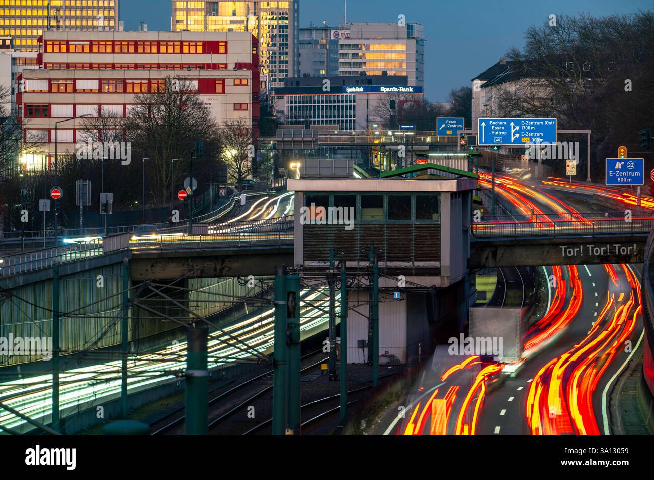 Autobahn A40, Ruhrschnellweg, dichter Verkehr Stau, Rushhour ...