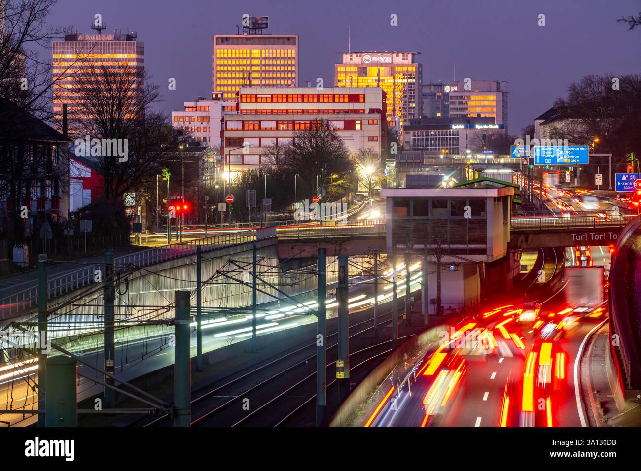 Autobahn A40, Ruhrschnellweg, dichter Verkehr Stau, Rushhour ...