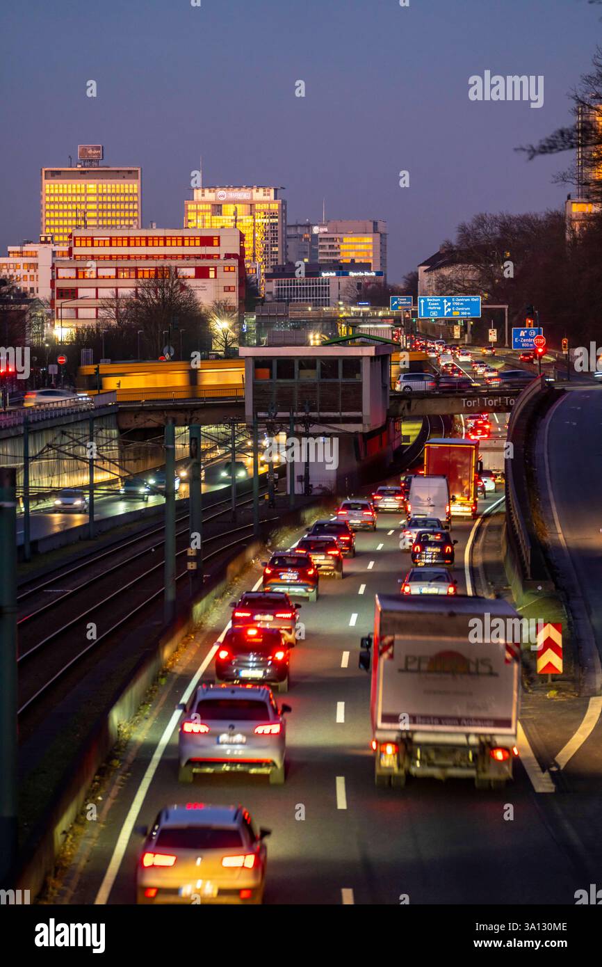 Autobahn A40, Ruhrschnellweg, dichter Verkehr Stau, Rushhour ...