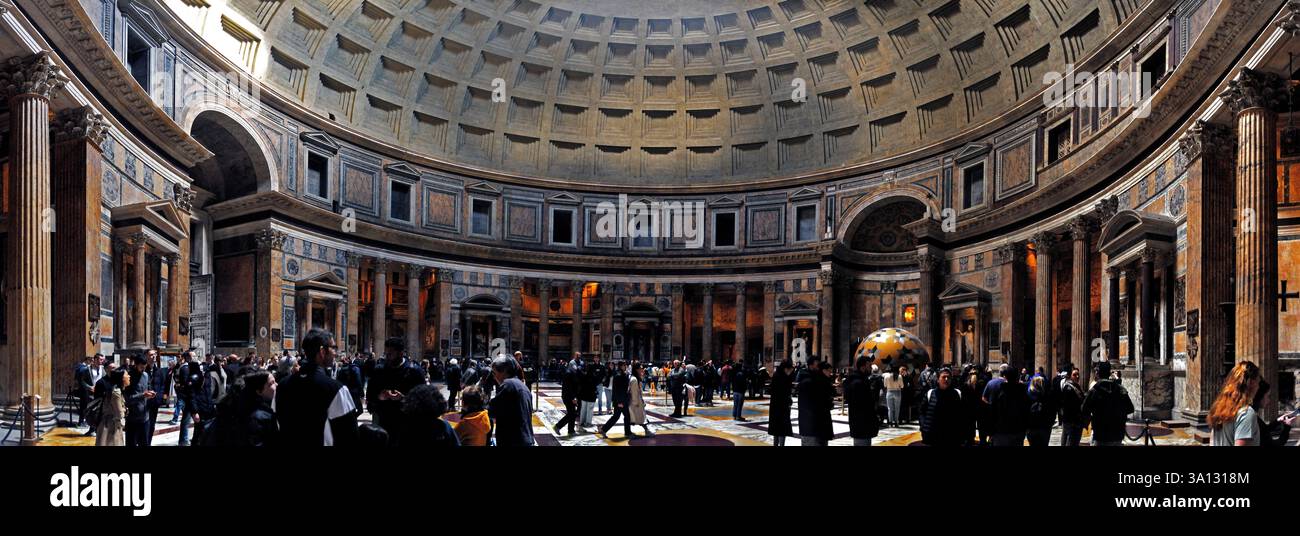 Der Innenraum. Das Pantheon ist ein zur Kirche umgeweihter römischer ...