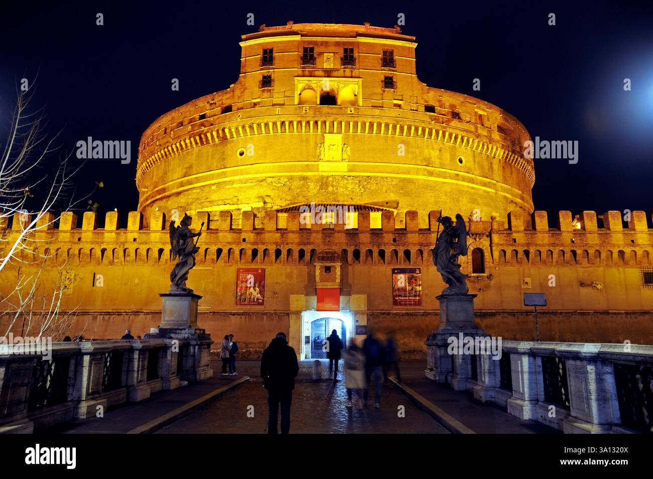 Blick auf die Engelsburg / Castel SantAngelo von der Ponte Sant Angelo ...