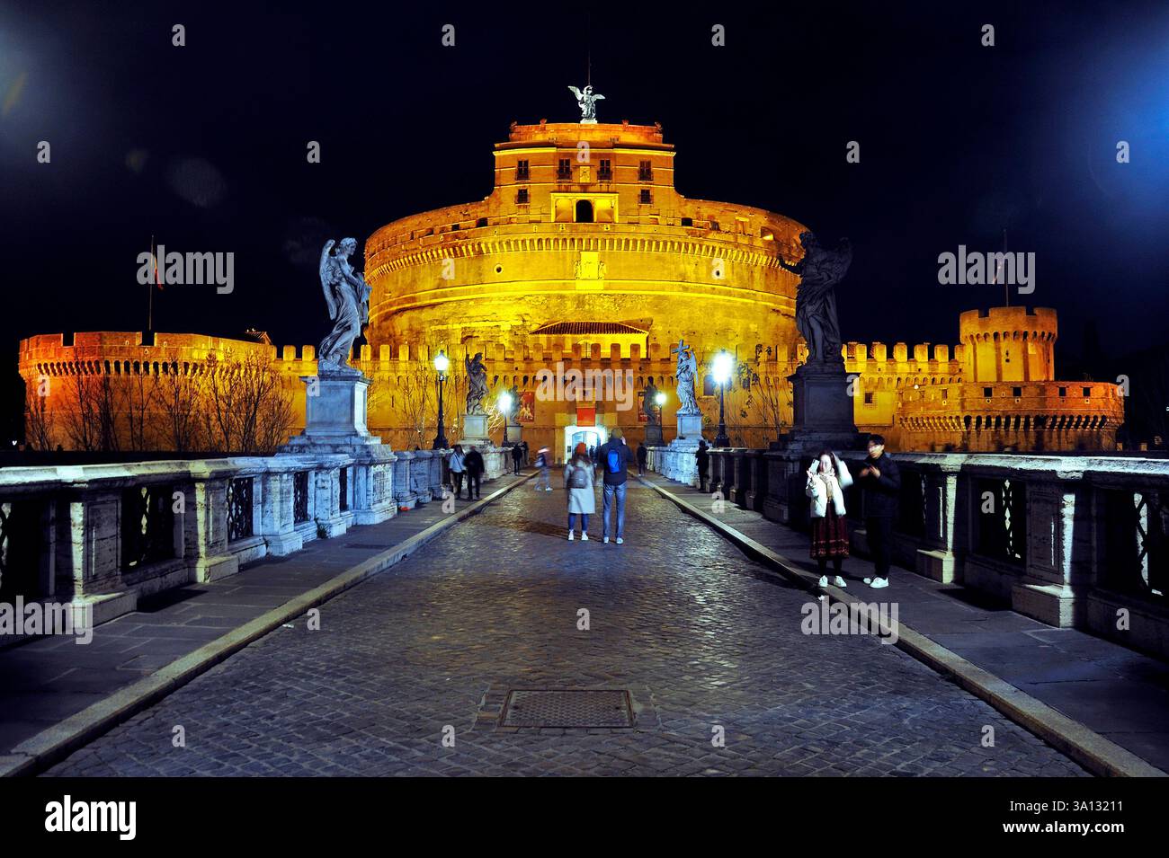 Blick auf die Engelsburg / Castel SantAngelo von der Ponte Sant Angelo ...