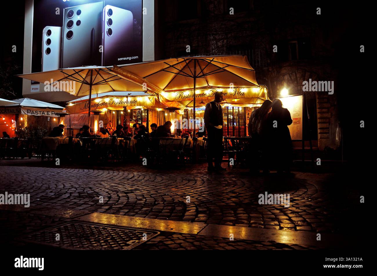 Restaurant auf der Piazza Navona. Nachts in Rom, Italien rom 2023 - 01 ...