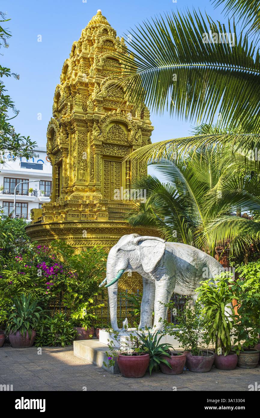 Cambodia, Phnom Penh, Doun Penh district, Wat Ounalom, Buddhist temple ...