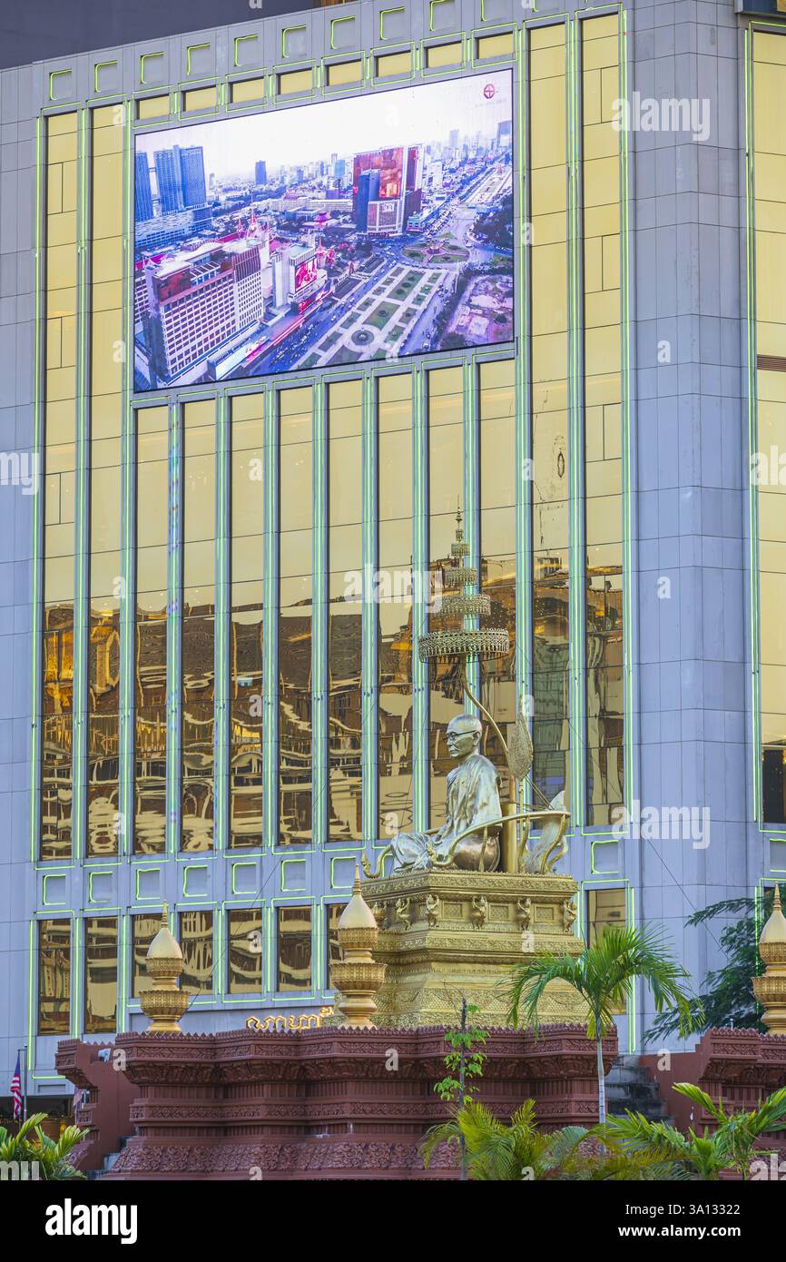 Cambodia, Phnom Penh, Chamkar Mon district, statue of Chuon Nath (1883 ...