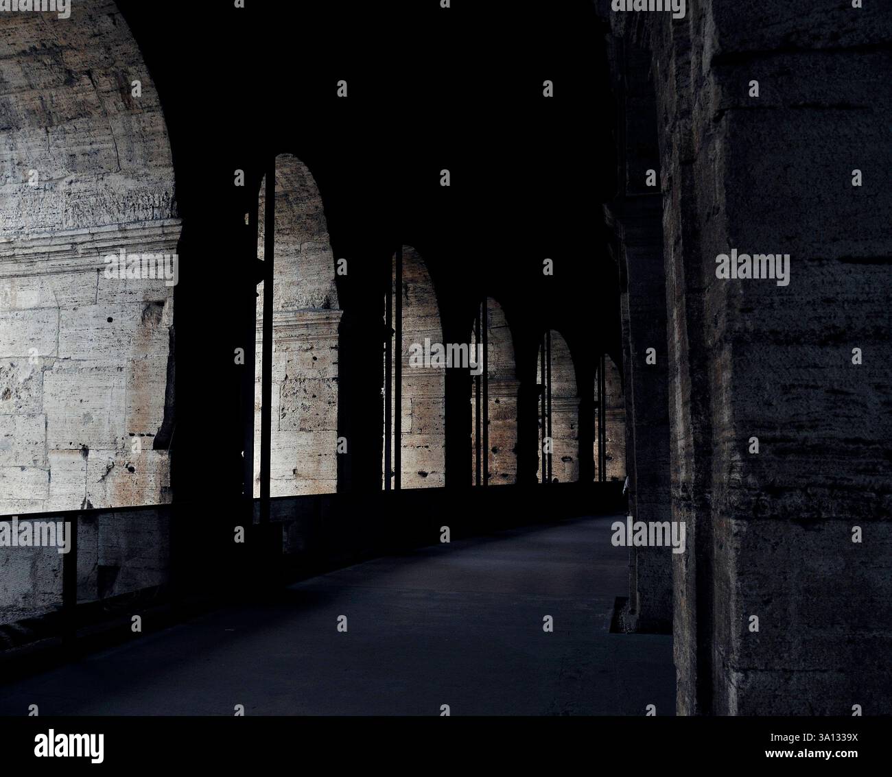 Wandelgang im Inneren des Gebäudes. Das Kolosseum / Colosseo. Rom ...