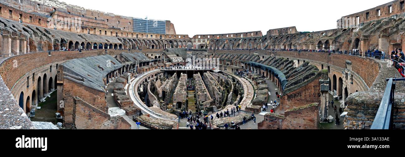 Der Innenraum. Das Kolosseum / Colosseo. Rom, Italien .Das Teilpanorama ...