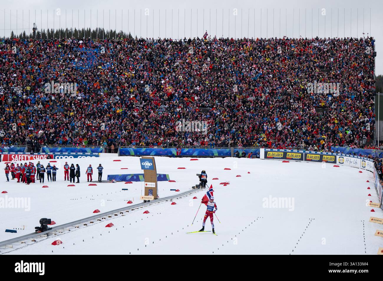 Trondheim, Norwegen. 06th Mar, 2025. KLAEBO Johannes Hoesflot (Norwegen) jubelt im Ziel mit ...