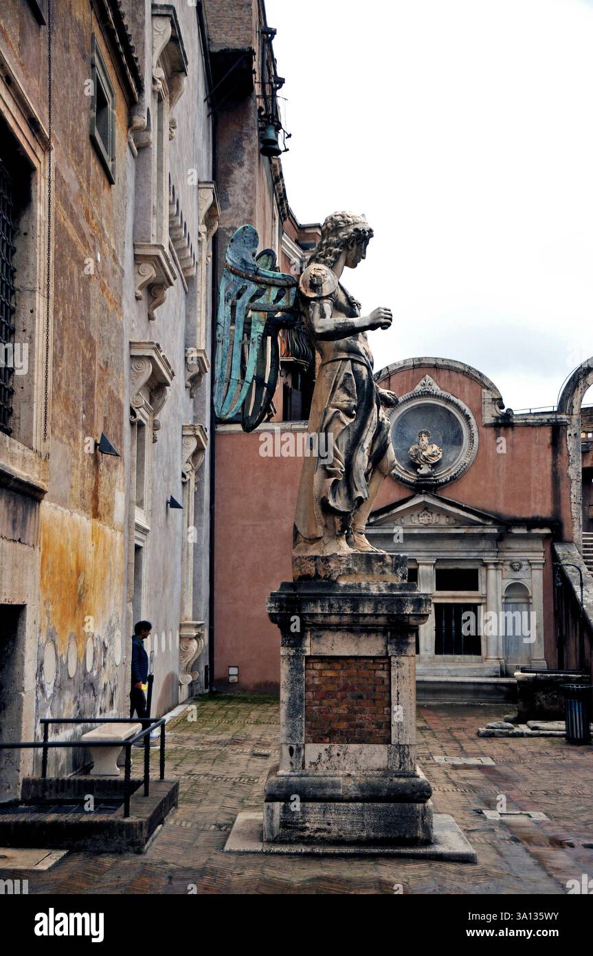 Dieser Engel stand früher an der Spitze der Engelsburg. Die Engelsburg ...