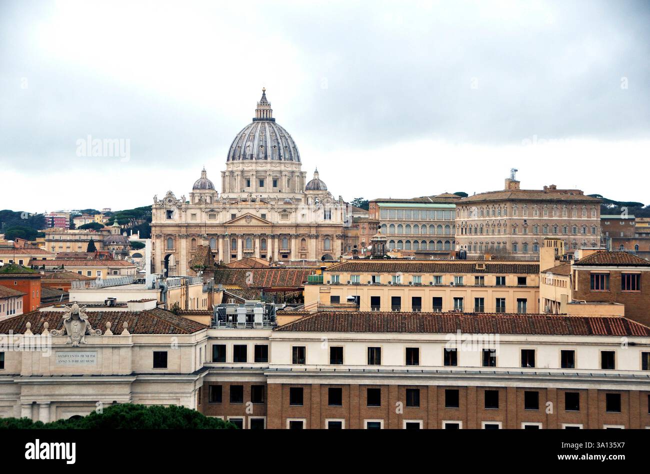 Blick von der oberen Plattform Richtung Vatikan und Petersdom. Die ...