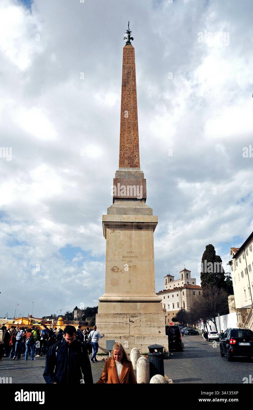 Der Obelisk oberhalb der spanischen Treppe / Scalinata di TrinitÃ dei ...