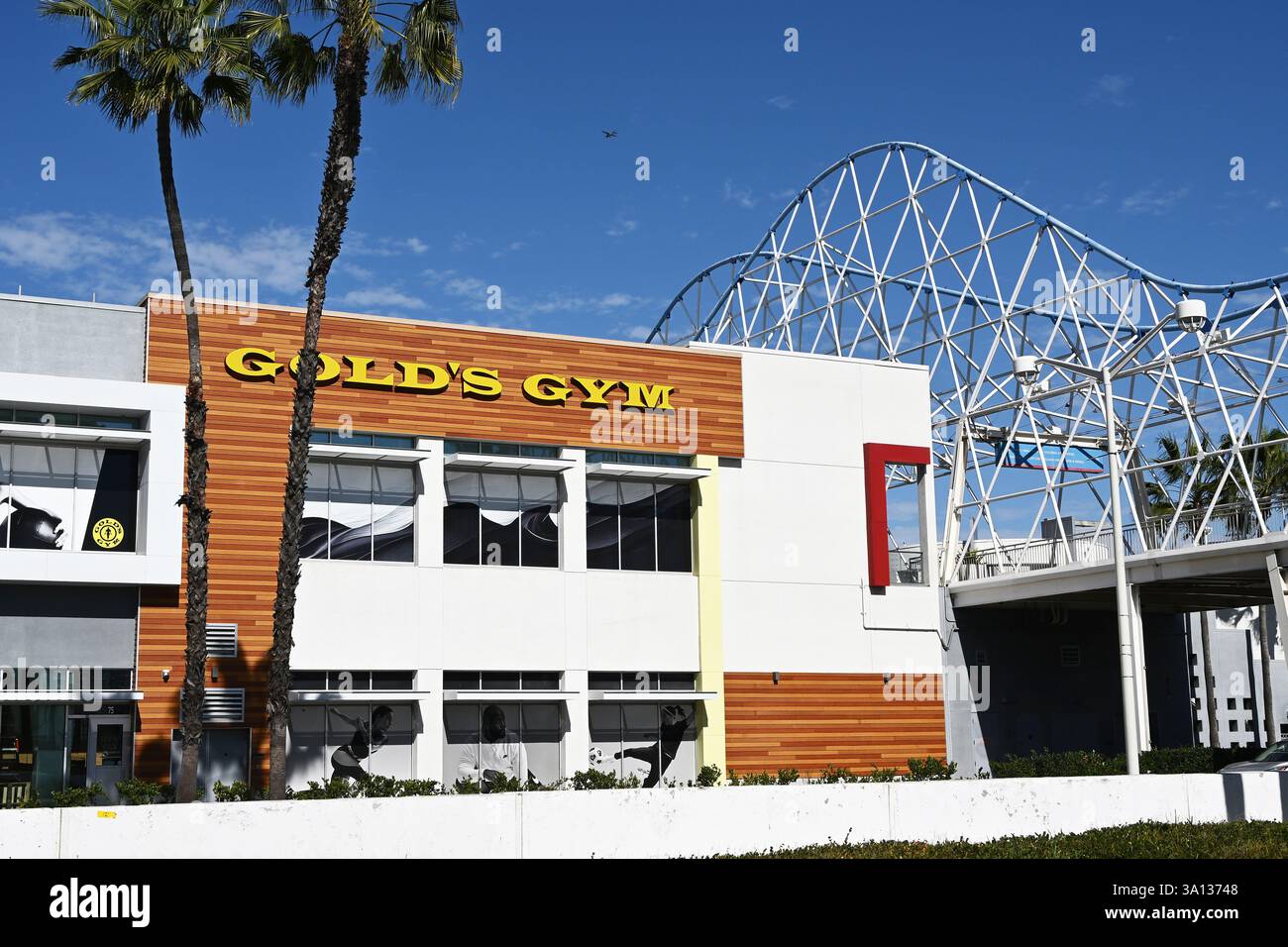 LONG BEACH, CALIFORNIA - 28 FEB 2025: Golds Gym on West Shoreline Drive ...