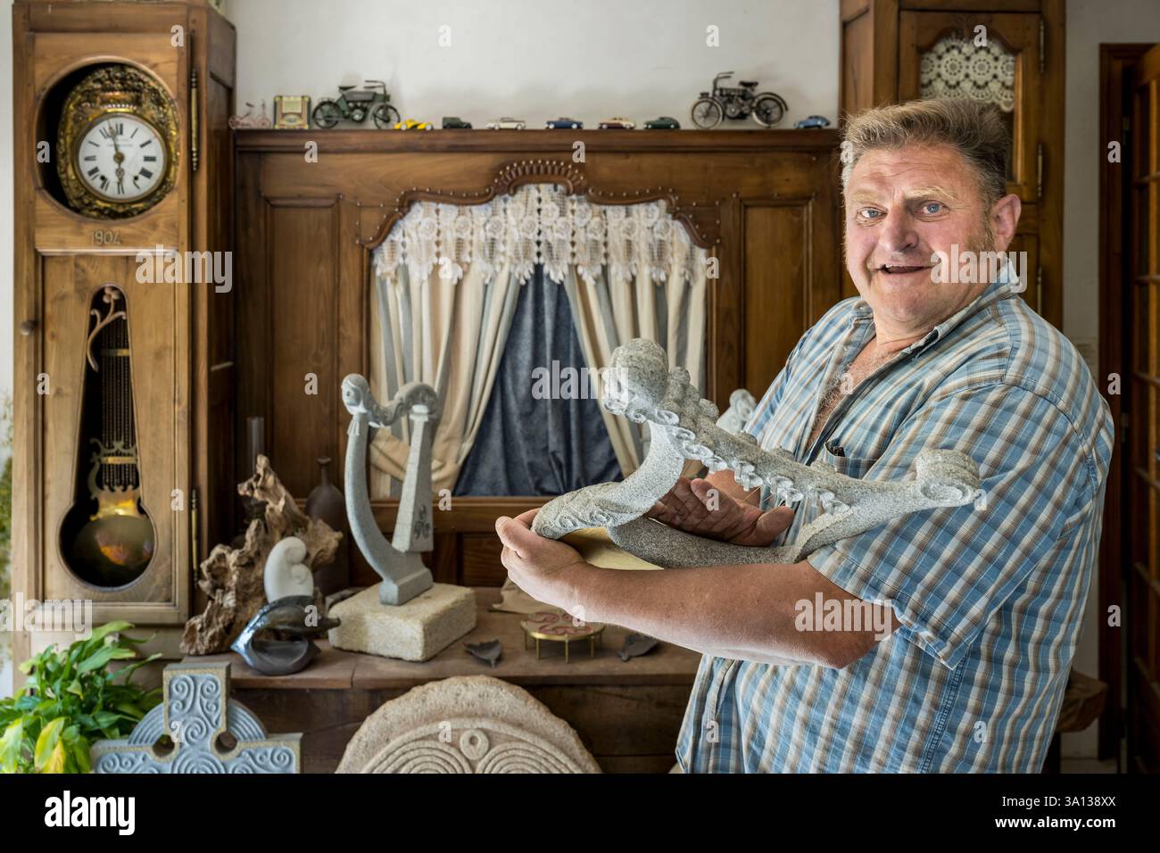 France, Morbihan, Locoal-Mendon, the sculptor and stonemason Gueho ...