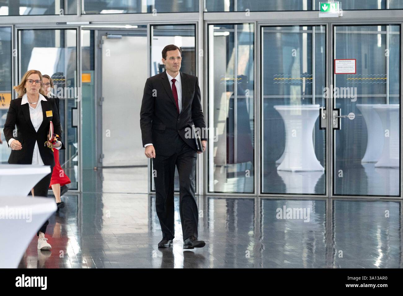 Dr. Tobias MEYER, Dr. Tobias Meyer, CEO, Vorstandsvorsitzender, kommt ...