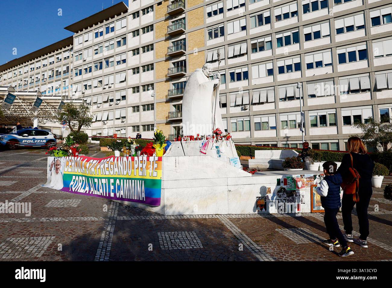 Roma, Italia. 06th Mar, 2025. Papa Francesco al Policlinico Gemelli, la ...