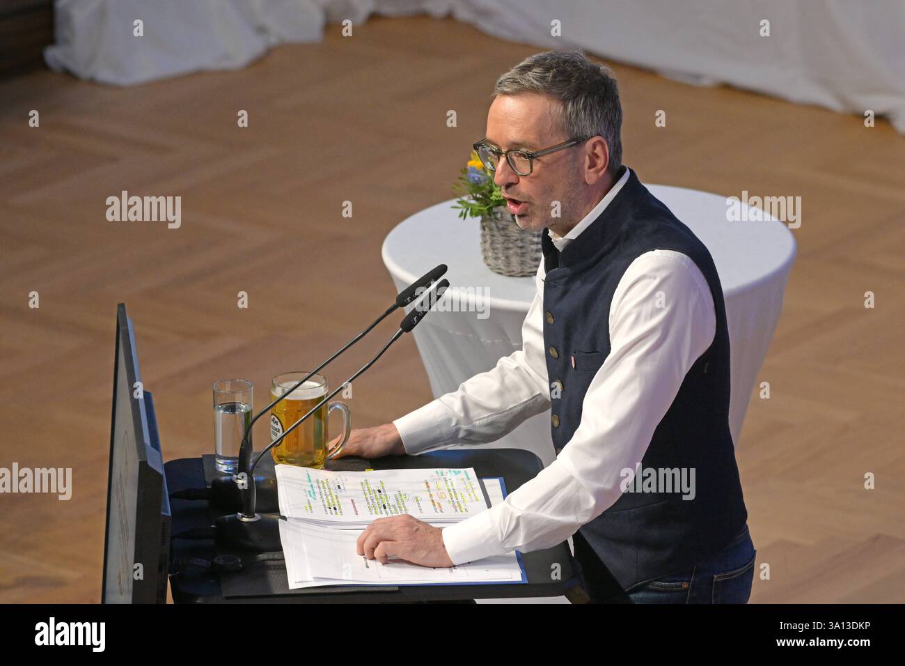 Politischer Aschermittwoch der Freiheitlichen Partei Österreichs FPÖ, in der Jahnturnhalle in ...