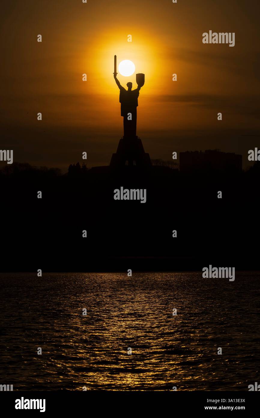 Kyiv, Kyiv City, Ukraine. 6th Mar, 2025. Sun setting behind the Mother ...