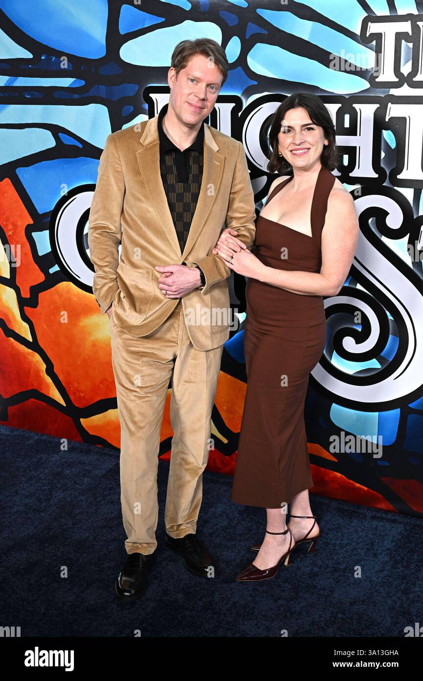 Tim Baltz und Lily Sullivan bei der Premiere der 4. und finalen Staffel ...