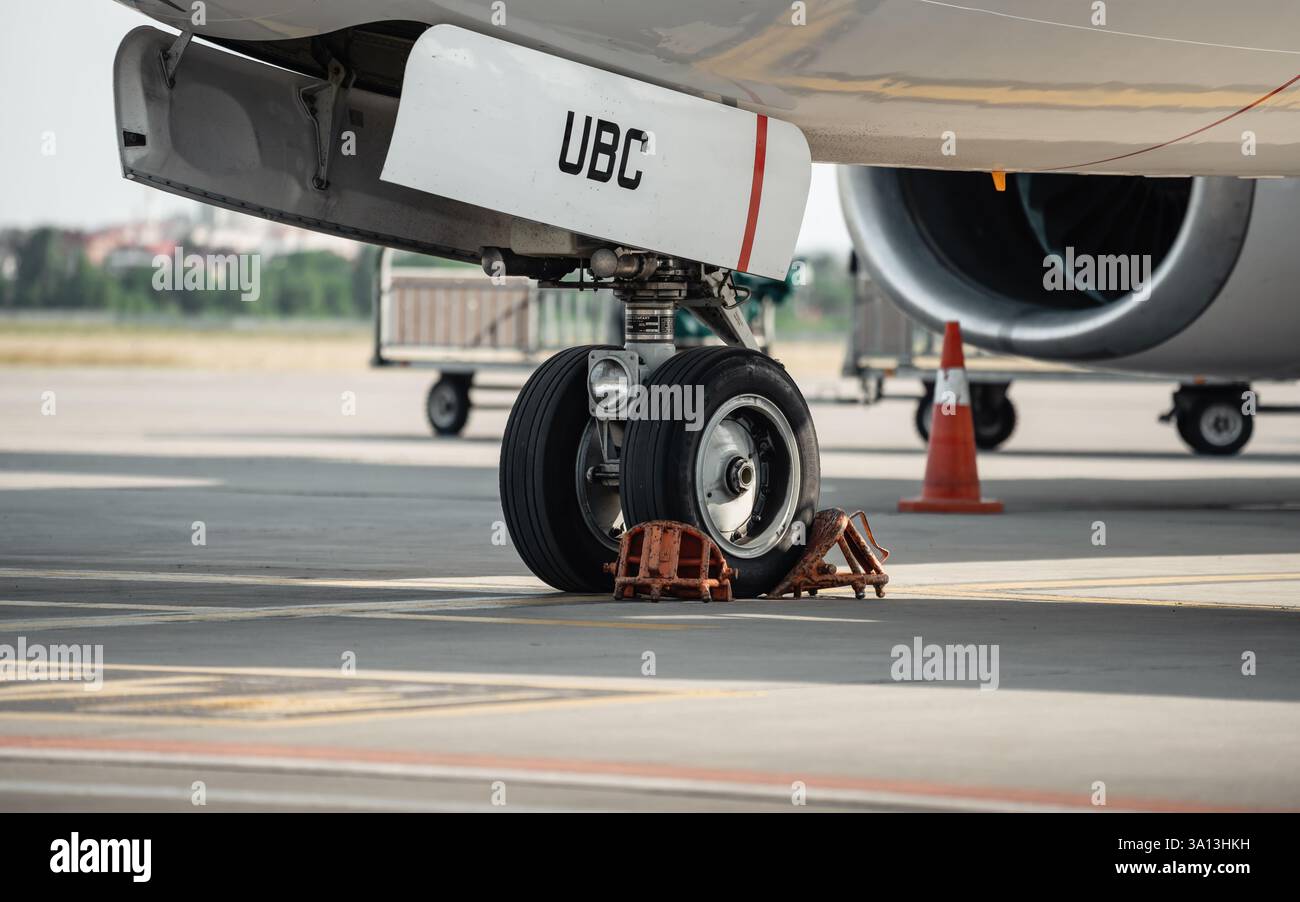 Front landing gear hi-res stock photography and images - Alamy