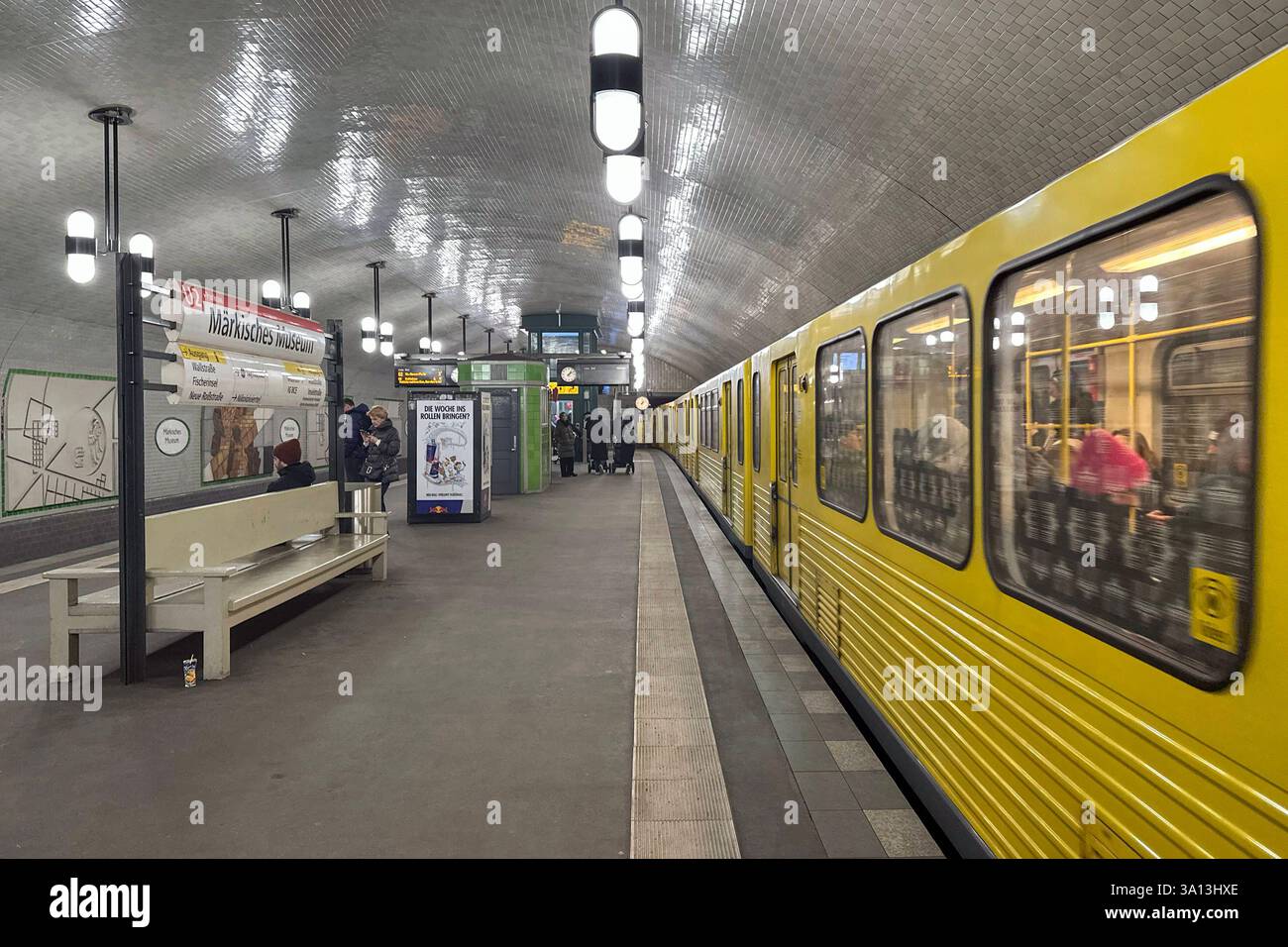19.02.2025, Berlin, GER - U-Bahn der Linie 2 im Bahnhof Maerkisches ...