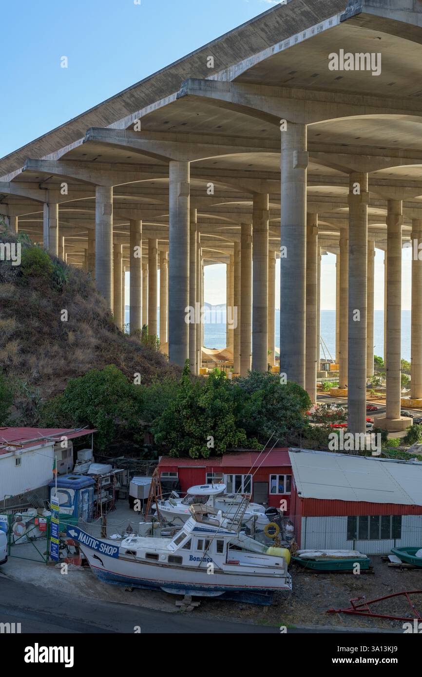 The concrete structure of the runway extension at Funchal Airport ...