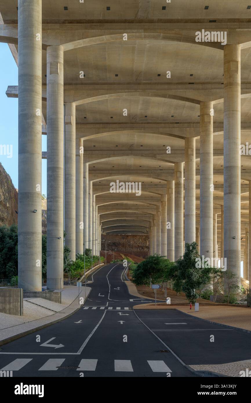 The concrete structure of the runway extension at Funchal Airport ...