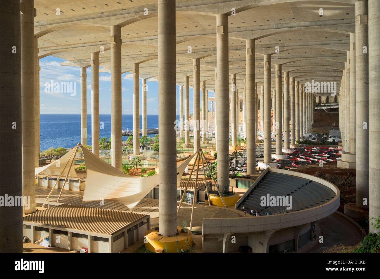 The concrete structure of the runway extension at Funchal Airport ...