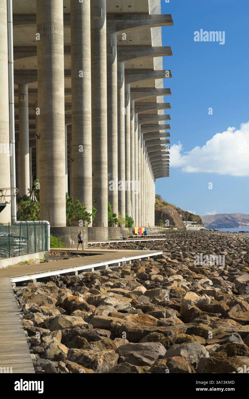 The concrete structure of the runway extension at Funchal Airport ...