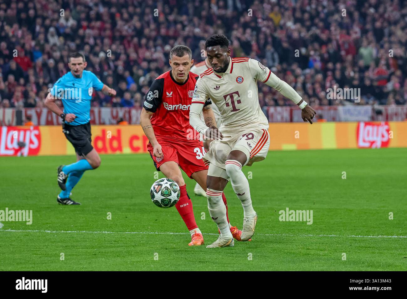 Muenchen, Deutschland. 05th Mar, 2025. Alphonso Davies (FC Bayern Muenchen, #19) mit Ball mit ...