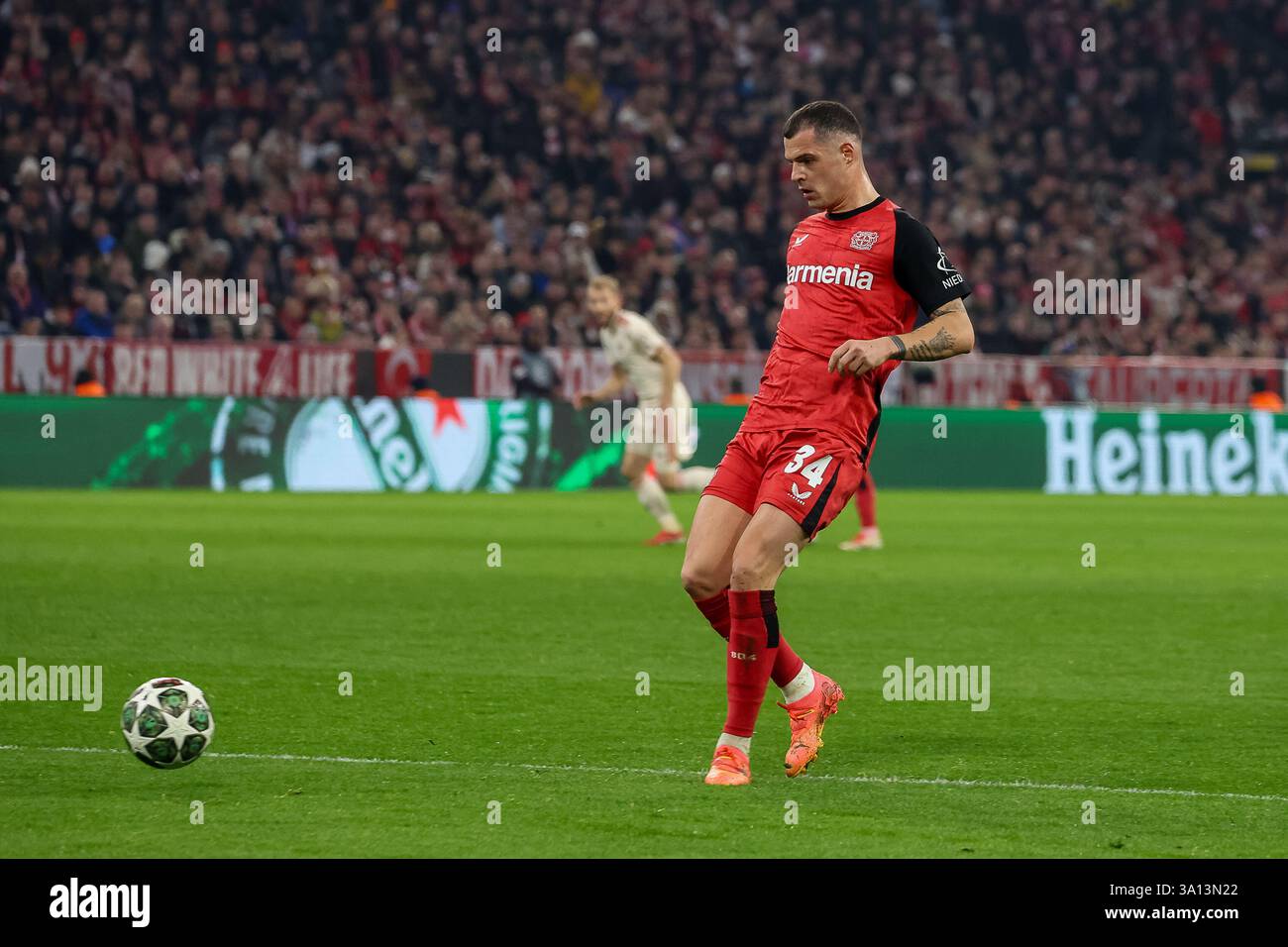 Muenchen, Deutschland. 05th Mar, 2025. Granit Xhaka (Bayer 04 Leverkusen, 34) mit Ball, GER, FC ...
