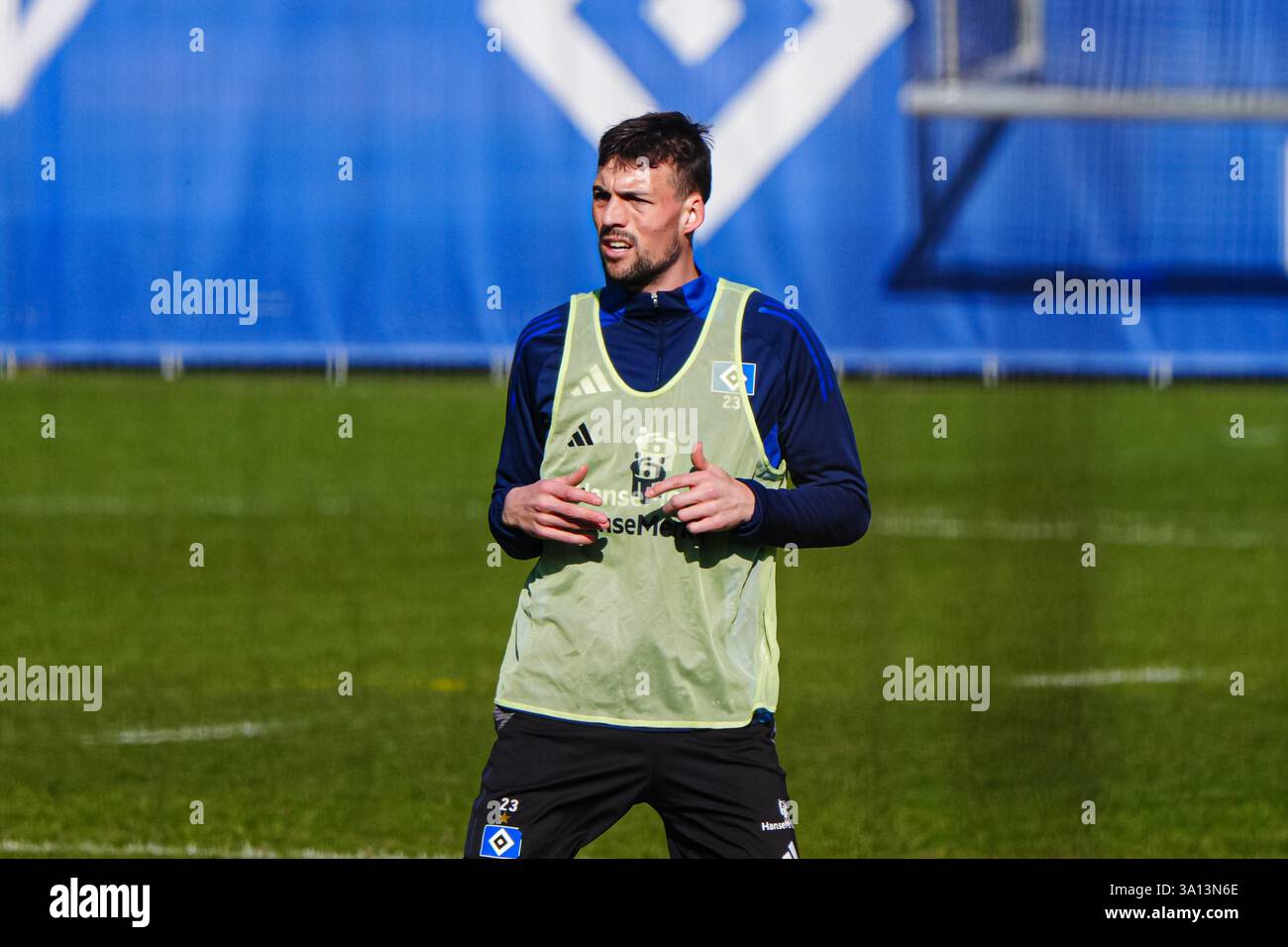 Hamburg, Deutschland. 06th Mar, 2025. Jonas Meffert (Hamburger SV, #23 ...