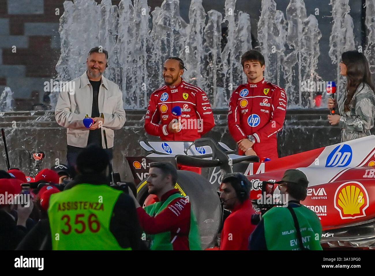 Lewis Hamilton e Charles Leclerc alla Presentazione Piloti Ferrari in ...