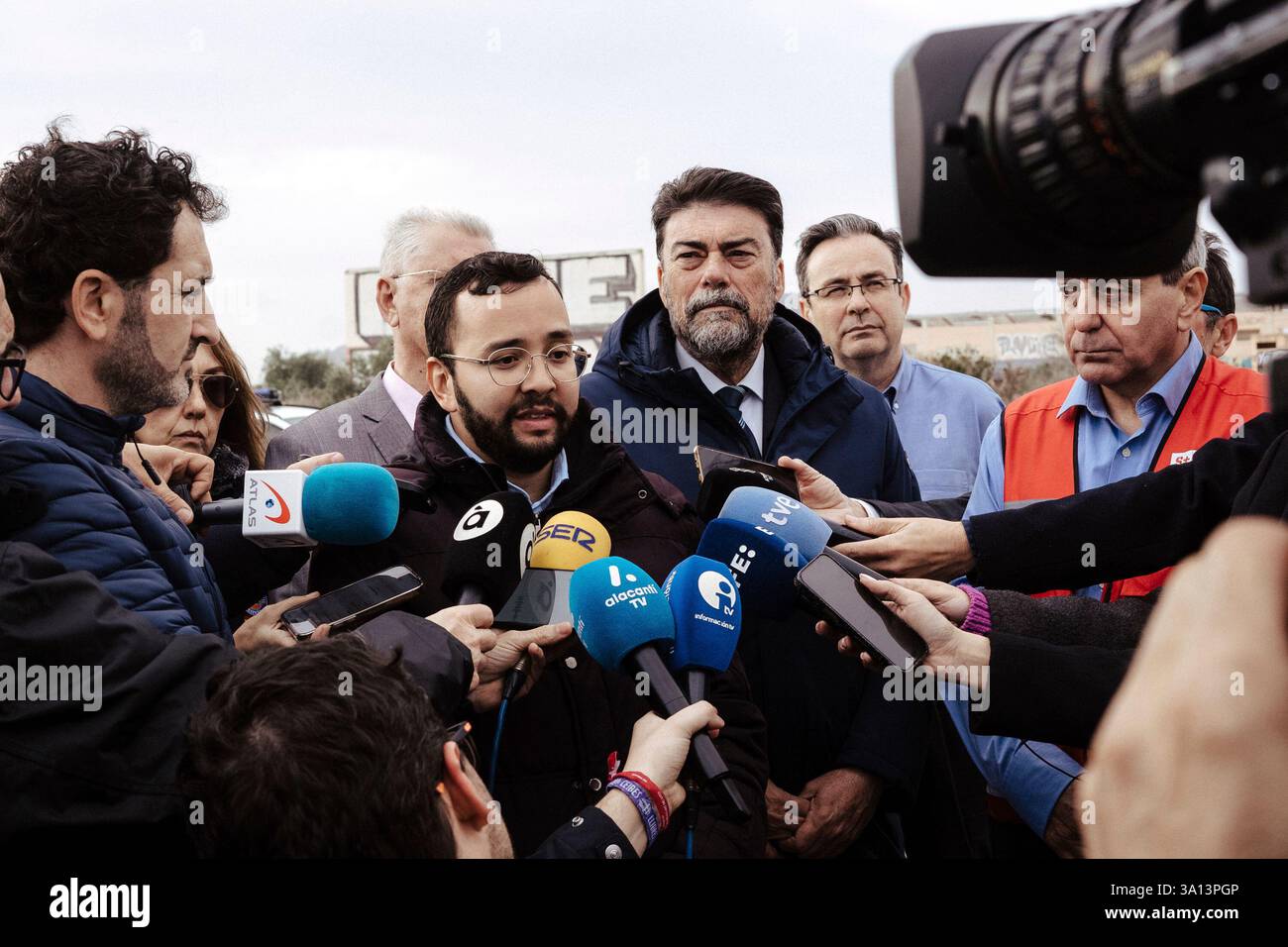 The subdelegate of the Government, Juan Antonio Nieves (i), attends to ...