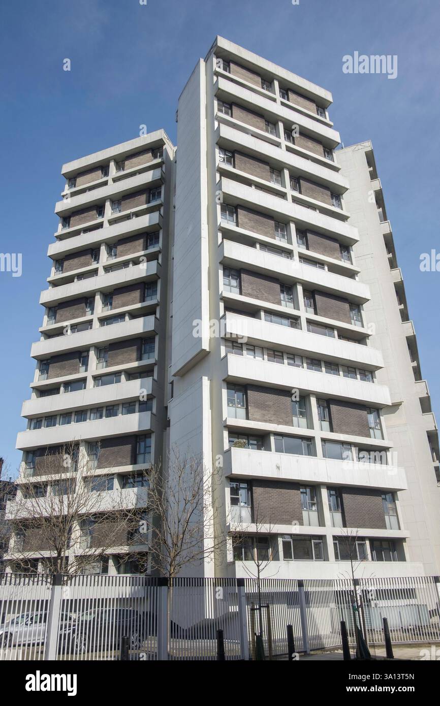 Keeling House designed by Denis Lasdun and completed in 1957. East ...