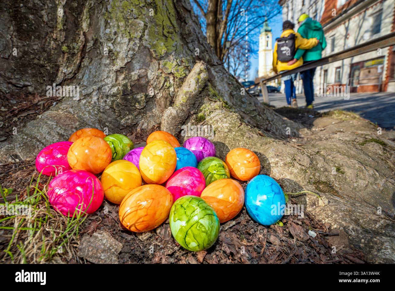 Bunte Ostereier versteckt am Pfanzeltplatz in Perlach, München, März 2025 Deutschland, München ...