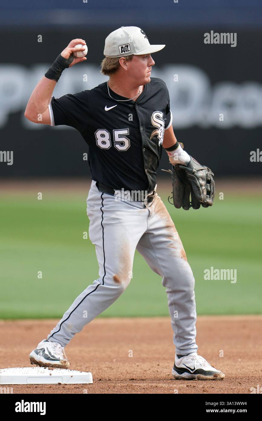 Chicago White Sox second baseman Chase Meidroth warms up during the ...