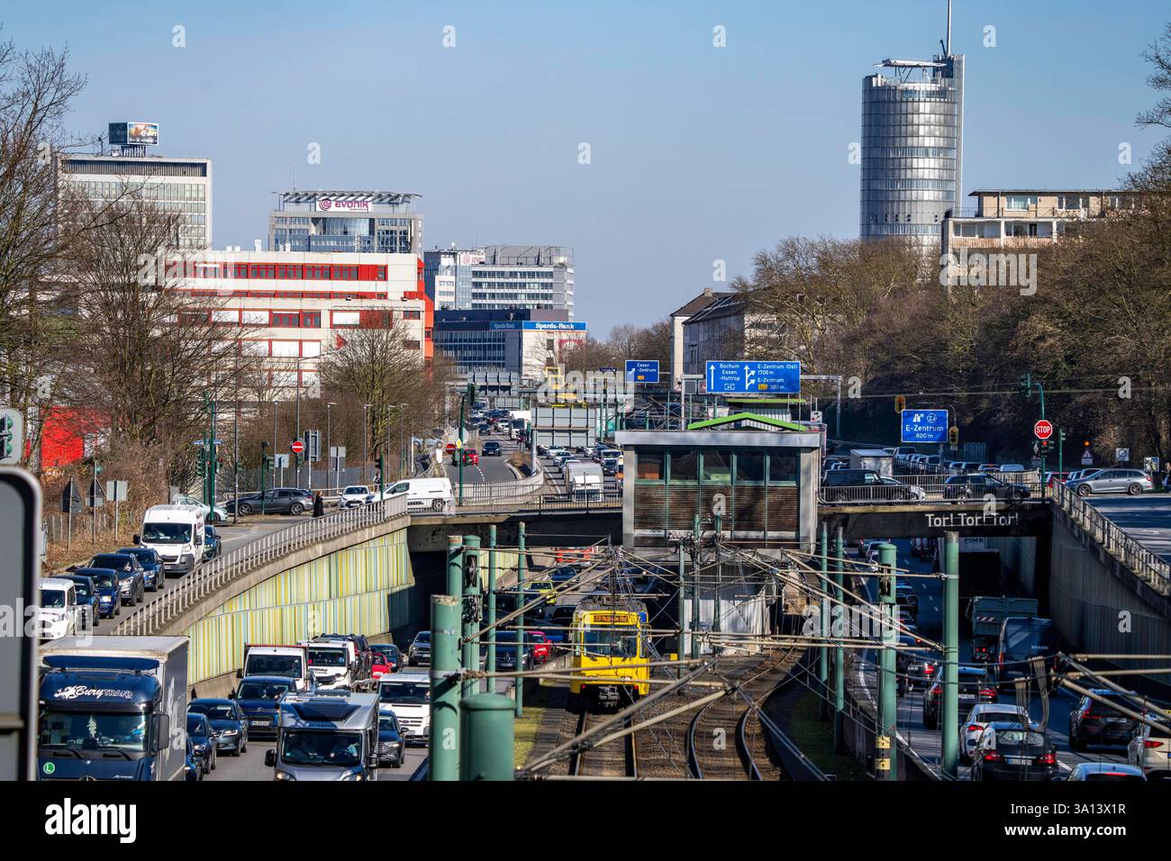 Autobahn A40, Ruhrschnellweg, dichter Verkehr Stau, Rushhour ...