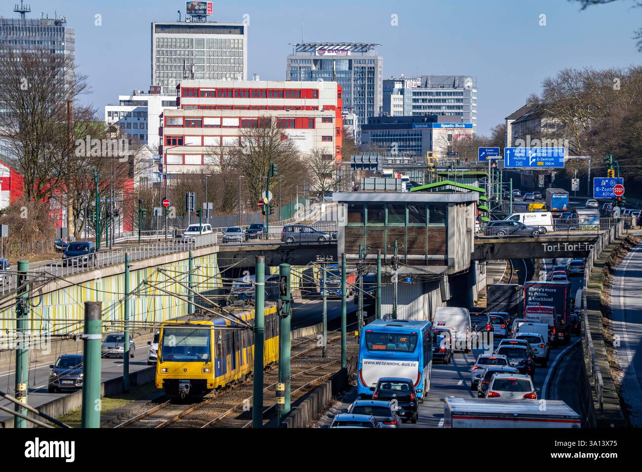 Autobahn A40, Ruhrschnellweg, dichter Verkehr Stau, Rushhour ...