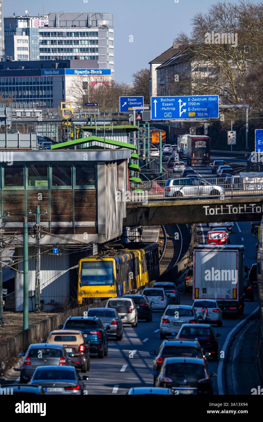 Autobahn A40, Ruhrschnellweg, dichter Verkehr Stau, Rushhour ...