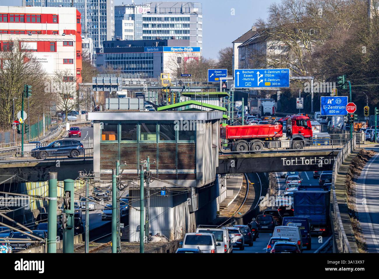 Autobahn A40, Ruhrschnellweg, dichter Verkehr Stau, Rushhour ...