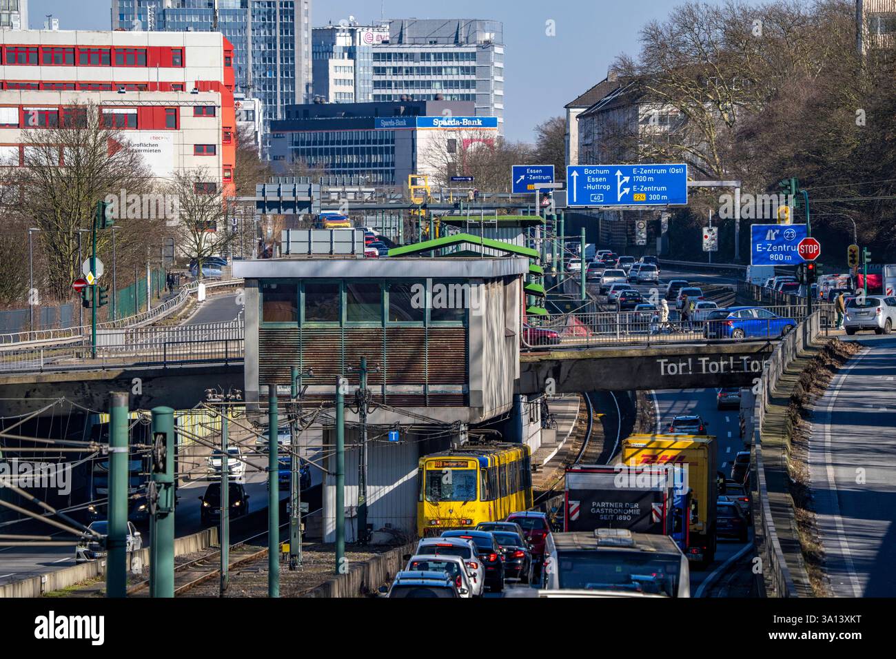 Autobahn A40, Ruhrschnellweg, dichter Verkehr Stau, Rushhour ...