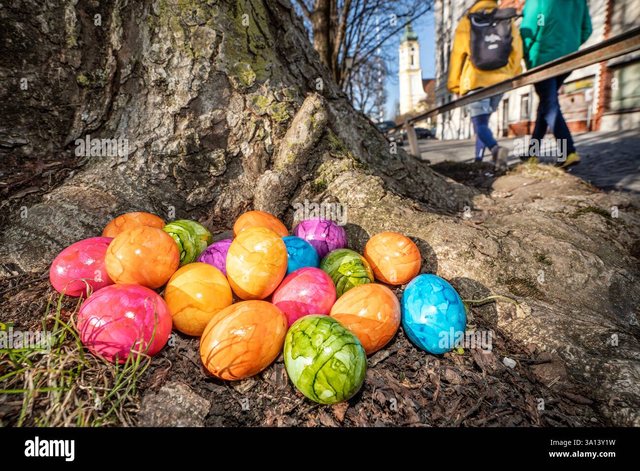 Bunte Ostereier versteckt am Pfanzeltplatz in Perlach, München, März 2025 Deutschland, München ...
