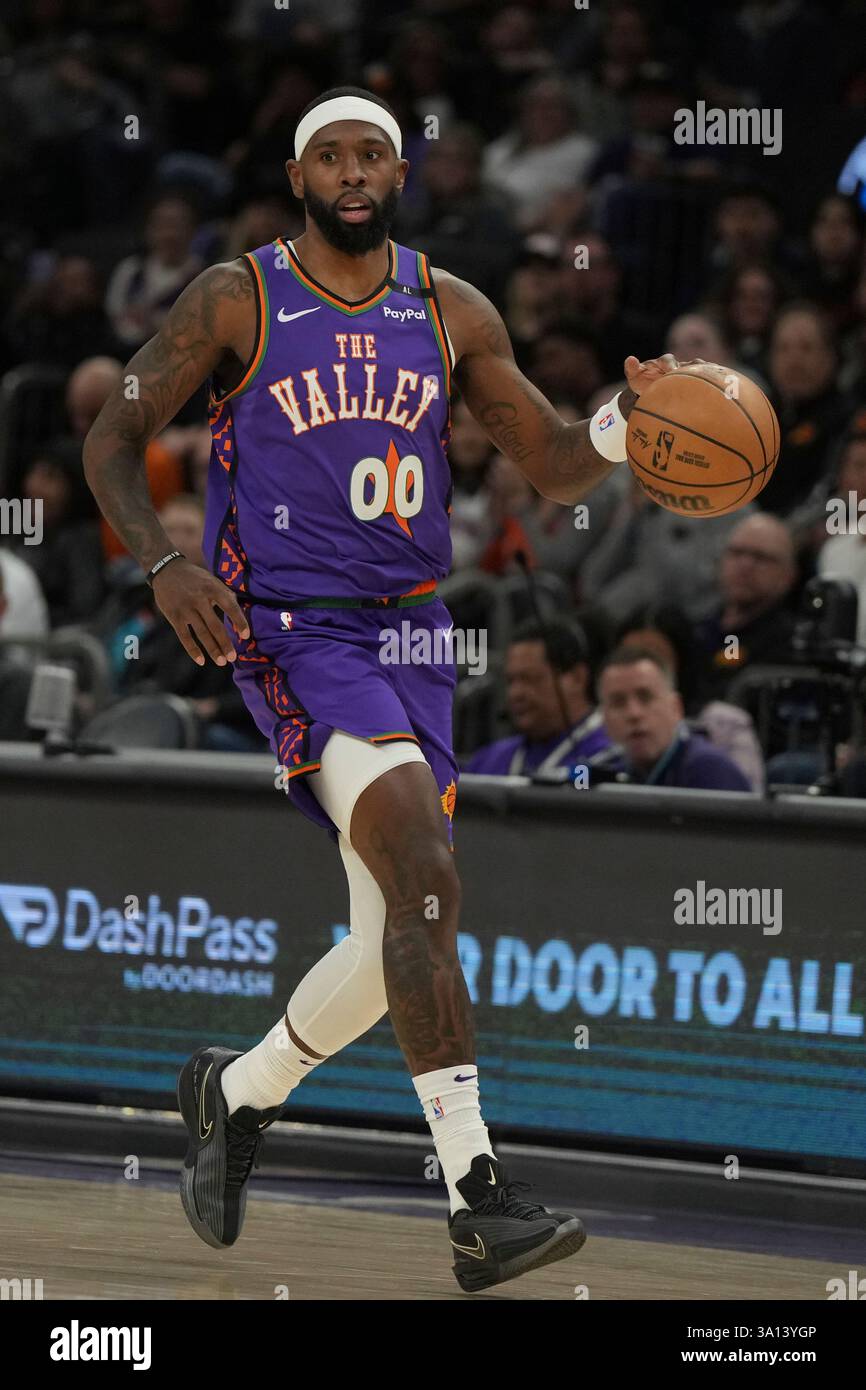 Phoenix Suns forward Royce O'Neale (00) against the LA Clippers during the first half of an NBA ...