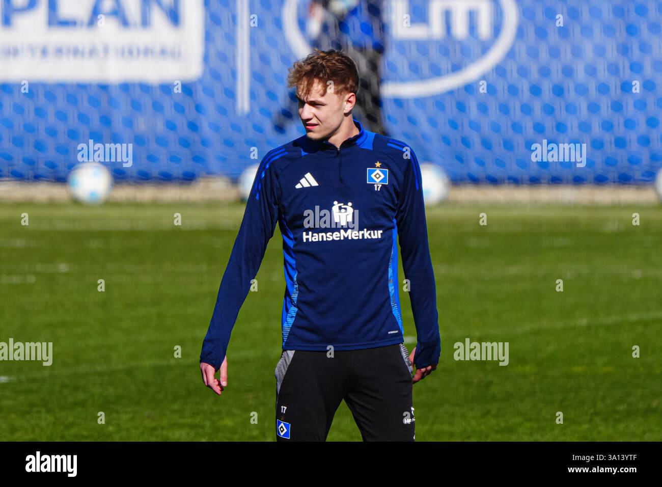 Hamburg, Deutschland. 06th Mar, 2025. Adam Karabec (Hamburger SV, #17 ...