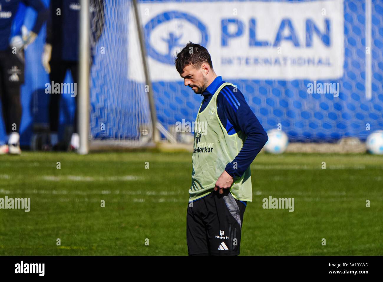 Hamburg, Deutschland. 06th Mar, 2025. Jonas Meffert (Hamburger SV, #23 ...