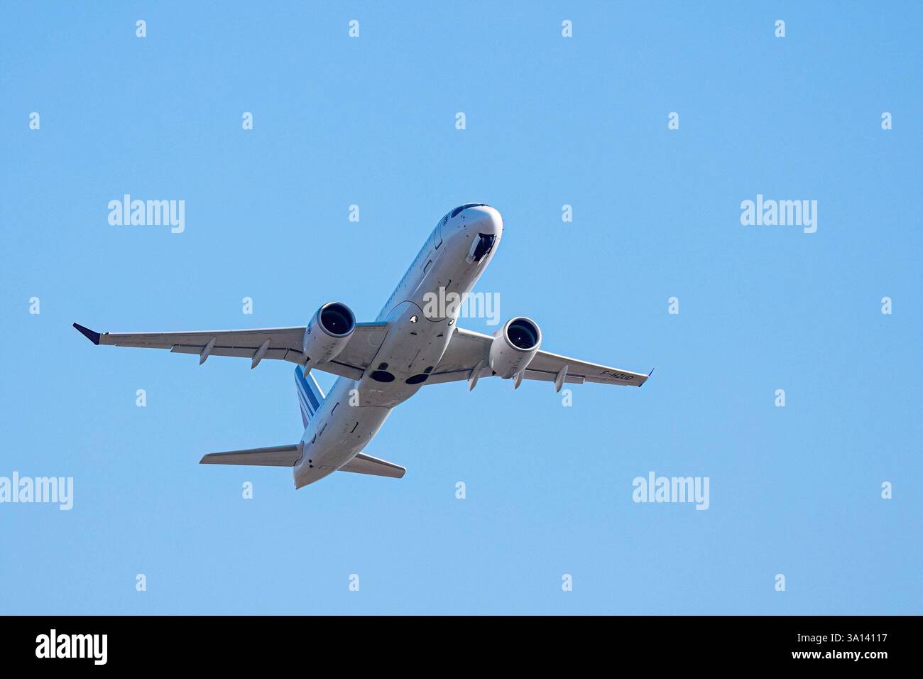 Hamburg Themenfoto: Flughafen Hamburg, 06.03.2025 Airbus A220-300 von ...