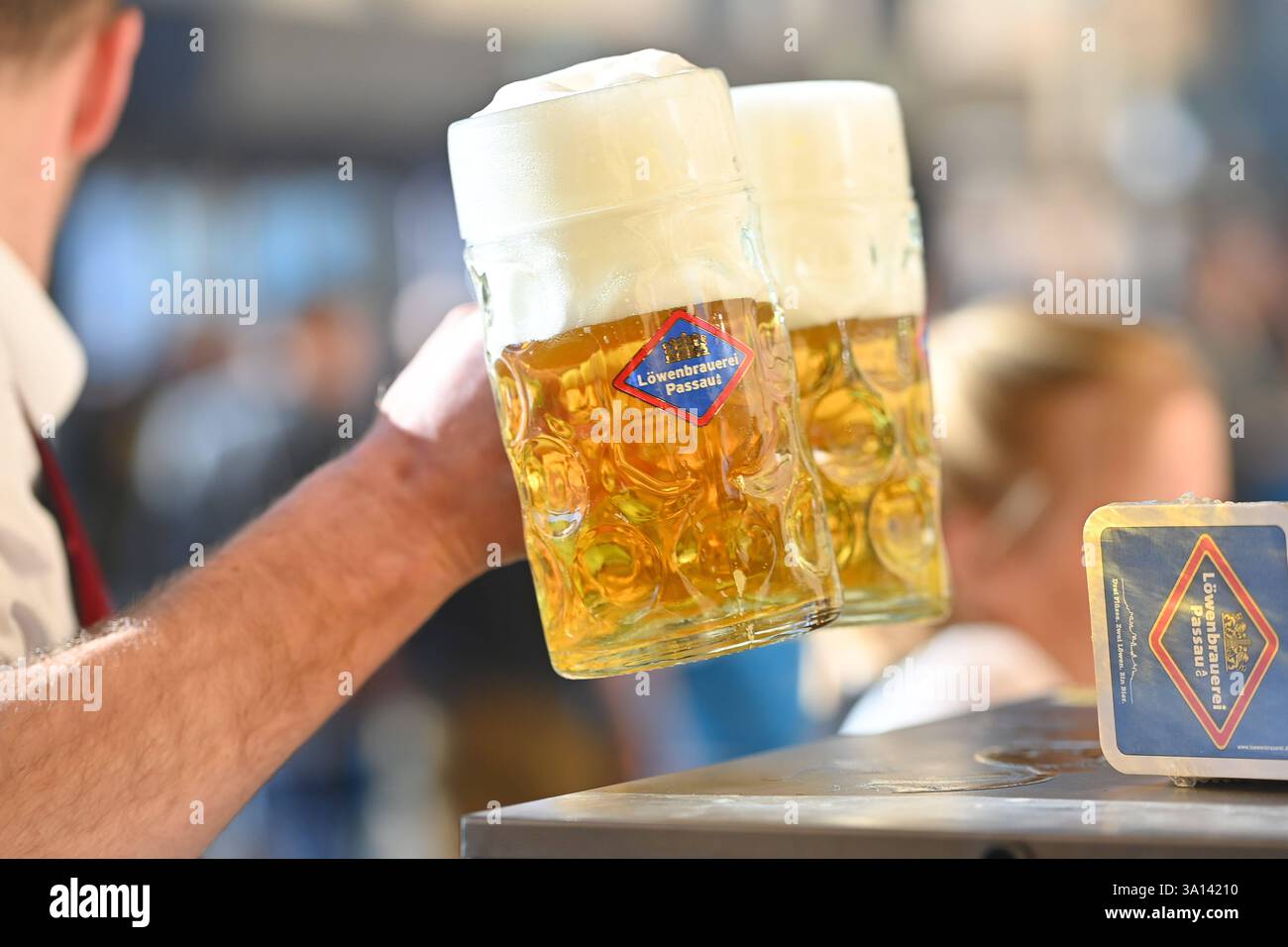 Randmotiv: Zwei Mass Bier Masskrug,Bierpreis,Bierkonsum,Masskruege ...